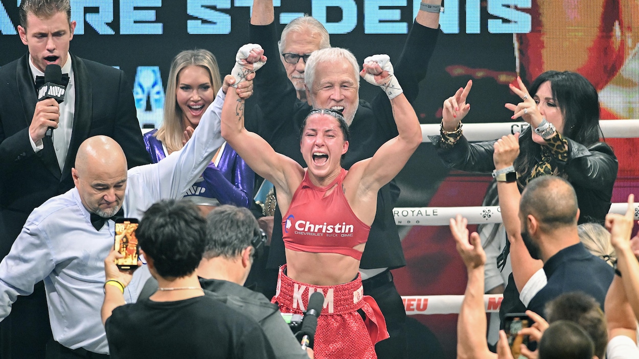 Kim Clavel sacrée championne IBF des poids pailles | Radio-Canada