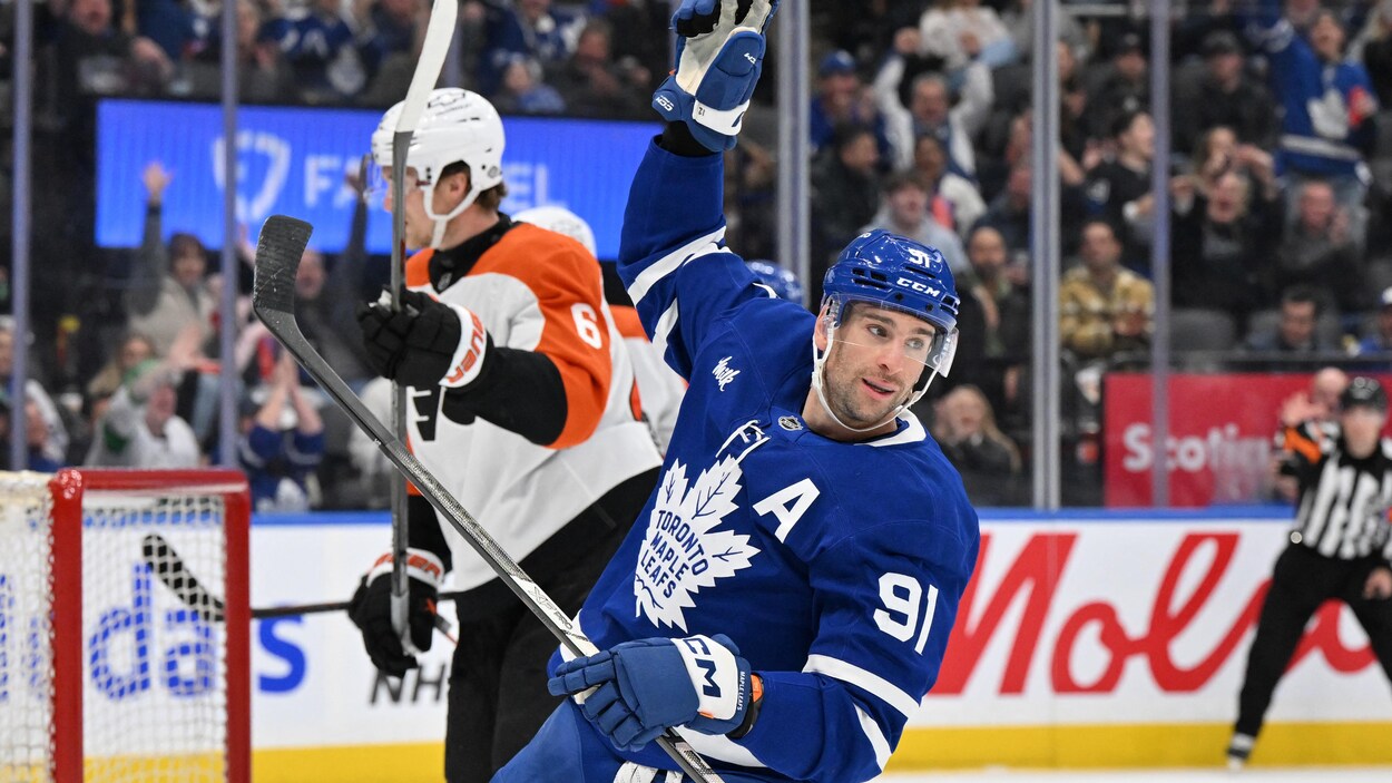 Quatre ans de plus pour John Tavares à Toronto | Radio-Canada