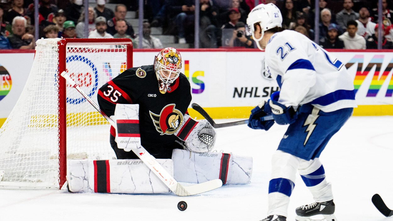 Linus Ullmark se dresse devant le Lightning | Radio-Canada