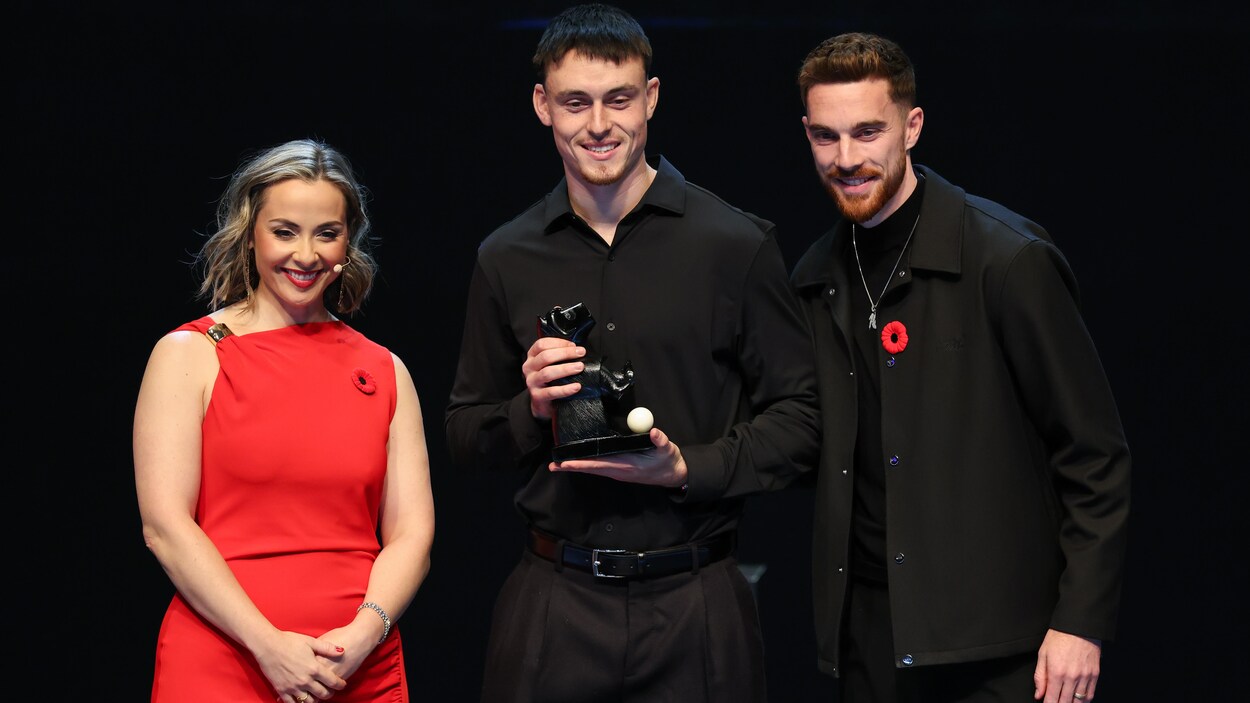 Un triplé historique signé Samuel Salter au gala de la Première ligue canadienne | Radio-Canada