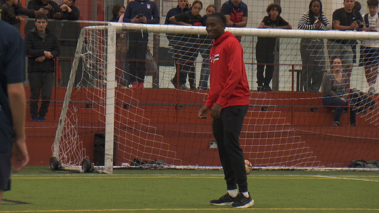 De retour à Saint-Laurent, Moïse Bombito joue volontiers le rôle de ...