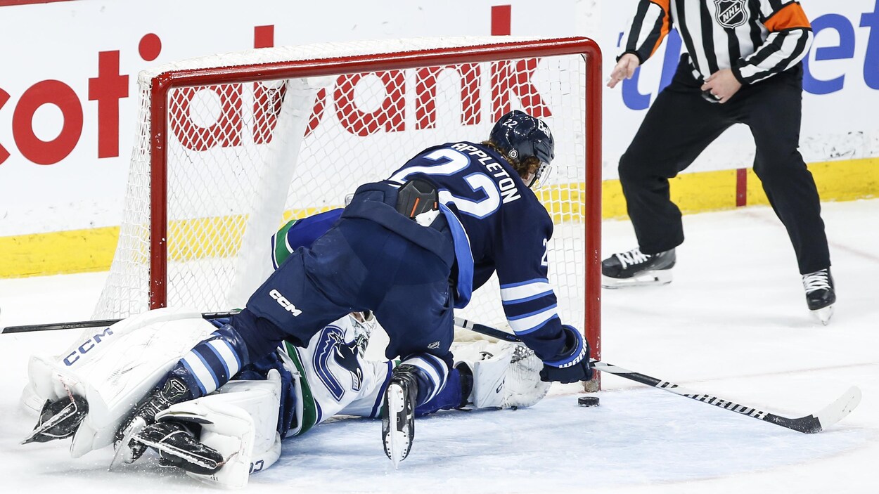 Les Jets défont les Canucks | Radio-Canada