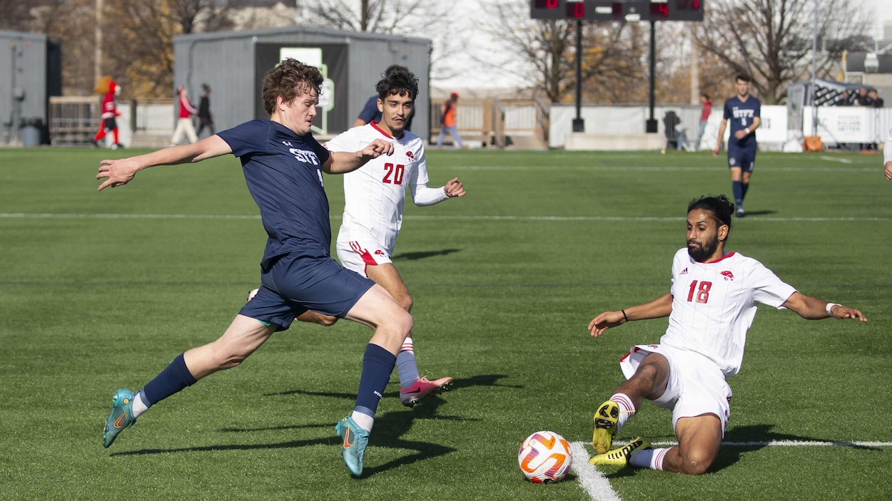 Championnat universitaire de soccer masculin : Demi-finale - UQTR c ...