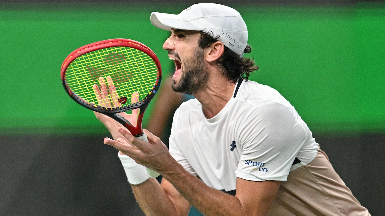 Valentin Vacherot conclut son parcours de rêve à Shanghai avec un titre ...