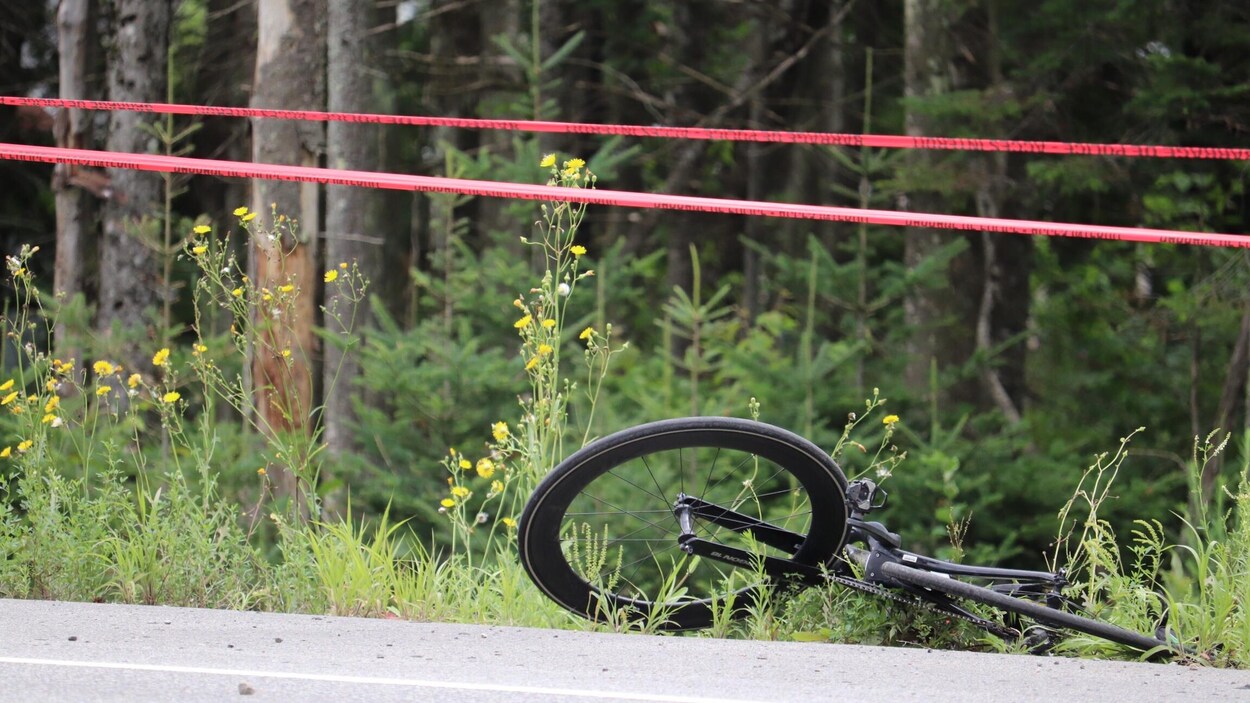 Un cycliste gravement blessé après avoir heurté une camionnette | Radio-Canada.ca