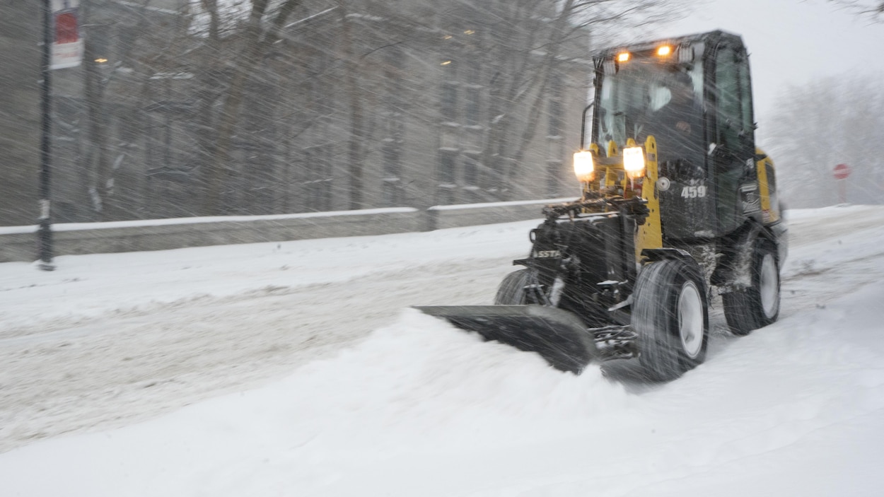 Une tempête de neige et de pluie verglaçante s’abat sur l’est du pays ...
