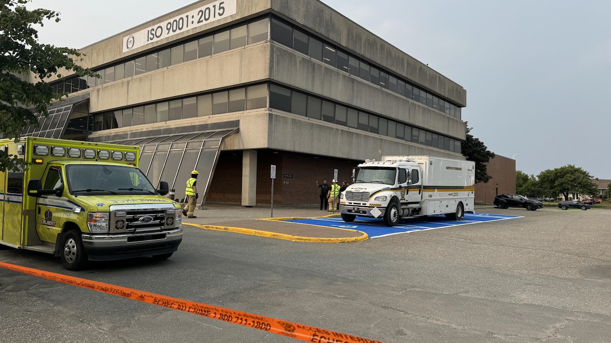 Colis suspect : 200 employés fédéraux évacués à Matane | Radio-Canada