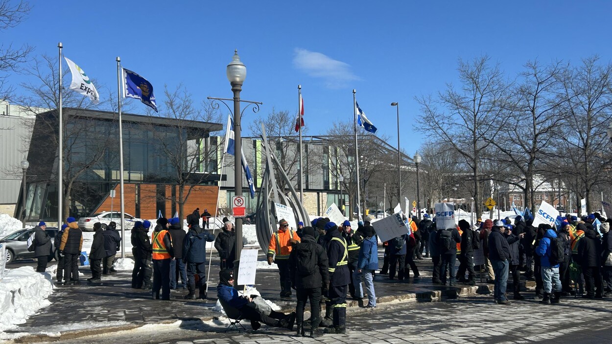 La grève des cols bleus suspendue | En bref | Radio-Canada