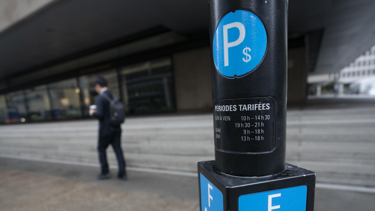 Les horaires du stationnement tarifé prolongés dans le centre-ville de Montréal | Radio-Canada