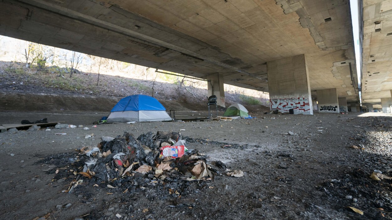 La police démantèle le campement sous l’autoroute Ville-Marie, à ...