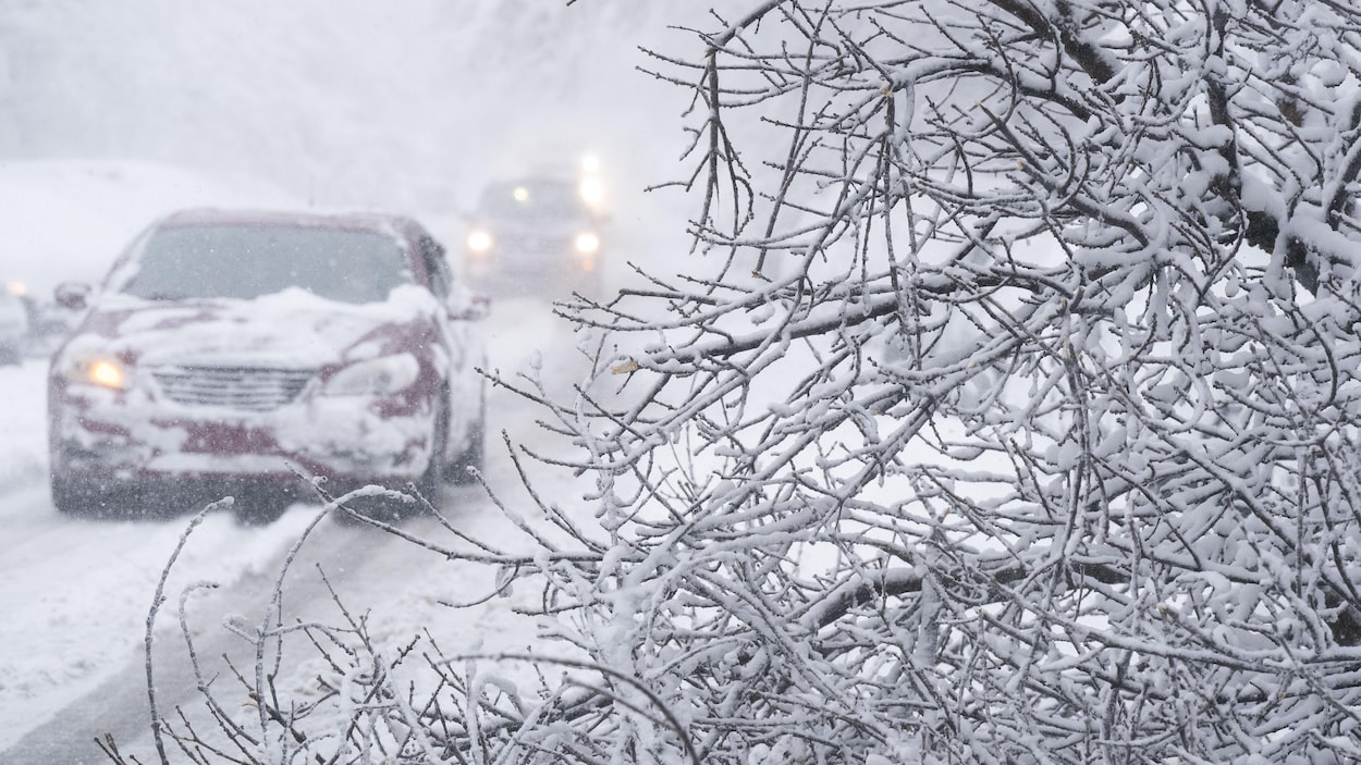 Une bonne couche de neige entraîne des pannes de courant au Québec ...