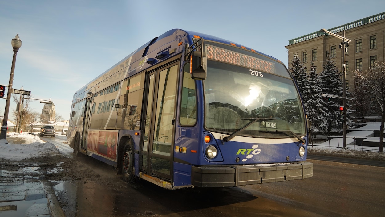 Un animateur de Radio X accusé d’avoir frappé un autobus du RTC | Radio-Canada