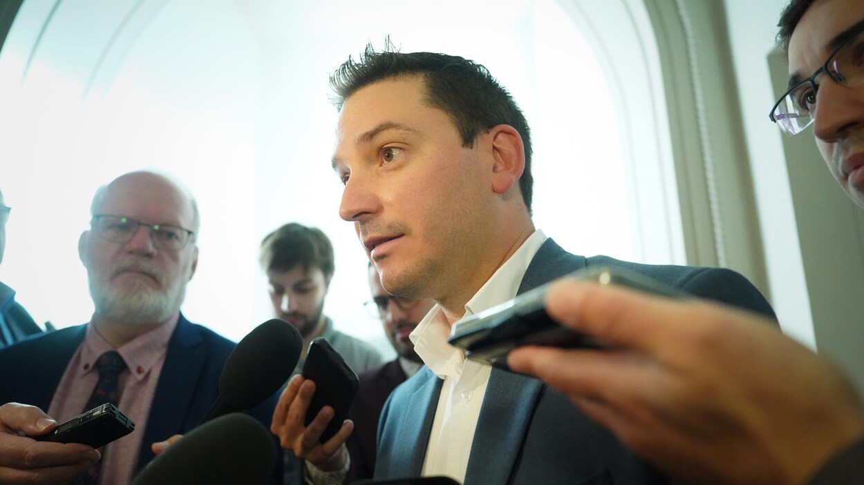Loi 21 : le Cabinet Legault dénonce l’« hypocrisie » du fédéral | Radio ...