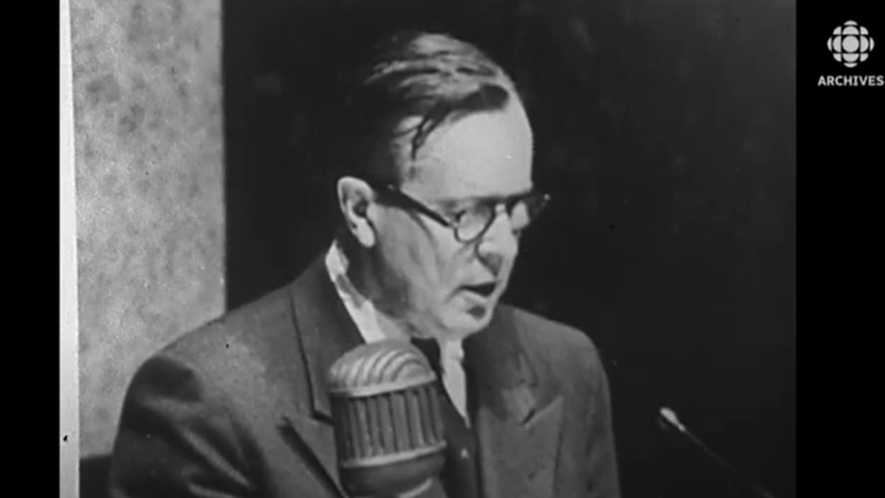 Le 10 décembre 1957, Lester B. Pearson reçoit le prix Nobel de la paix ...