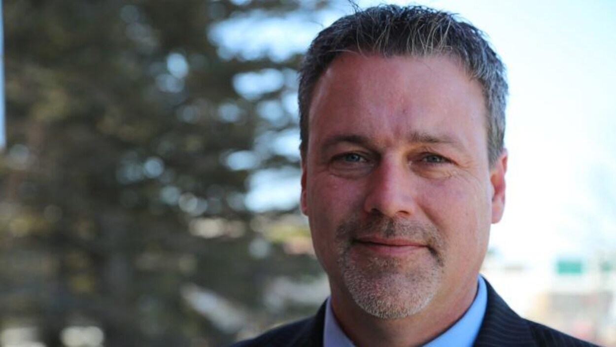 Le ministre Mike Holland propose des bleuetières hors de l’ancien champ ...