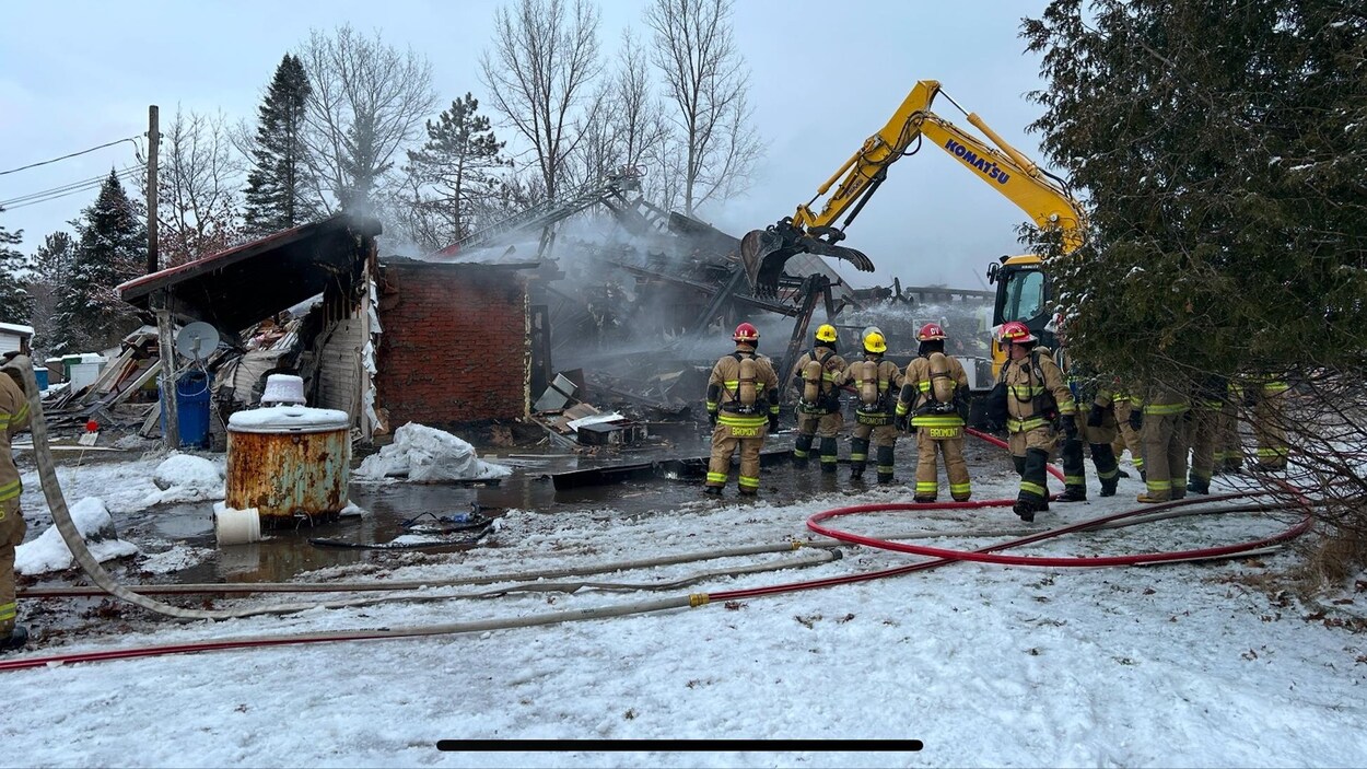 Appel à la solidarité à Abercorn après un incendie majeur | Radio-Canada