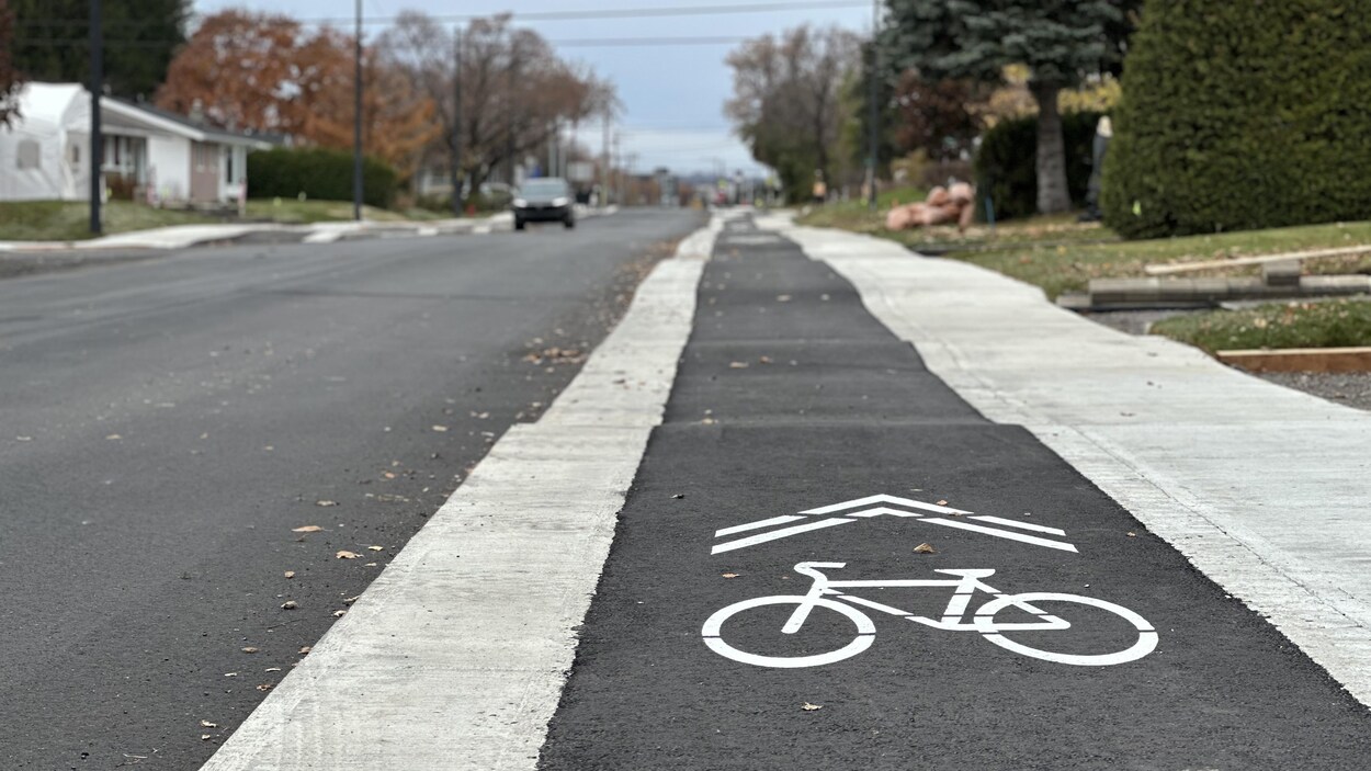 L’aménagement d’une bande cyclable bâclé, selon Claude Villeneuve ...