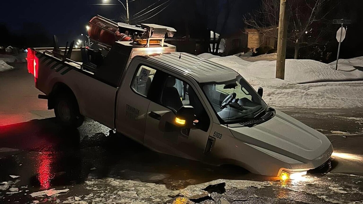 Un col bleu et sa camionnette tombent dans un trou invisible | Radio-Canada