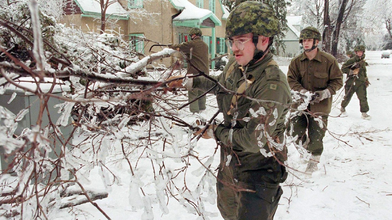 Il y a 25 ans, les débuts de la crise du verglas | Info | Radio-Canada