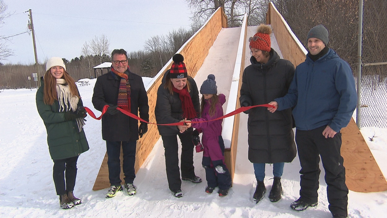 Bécancour inaugure une nouvelle glissade hivernale | Radio-Canada
