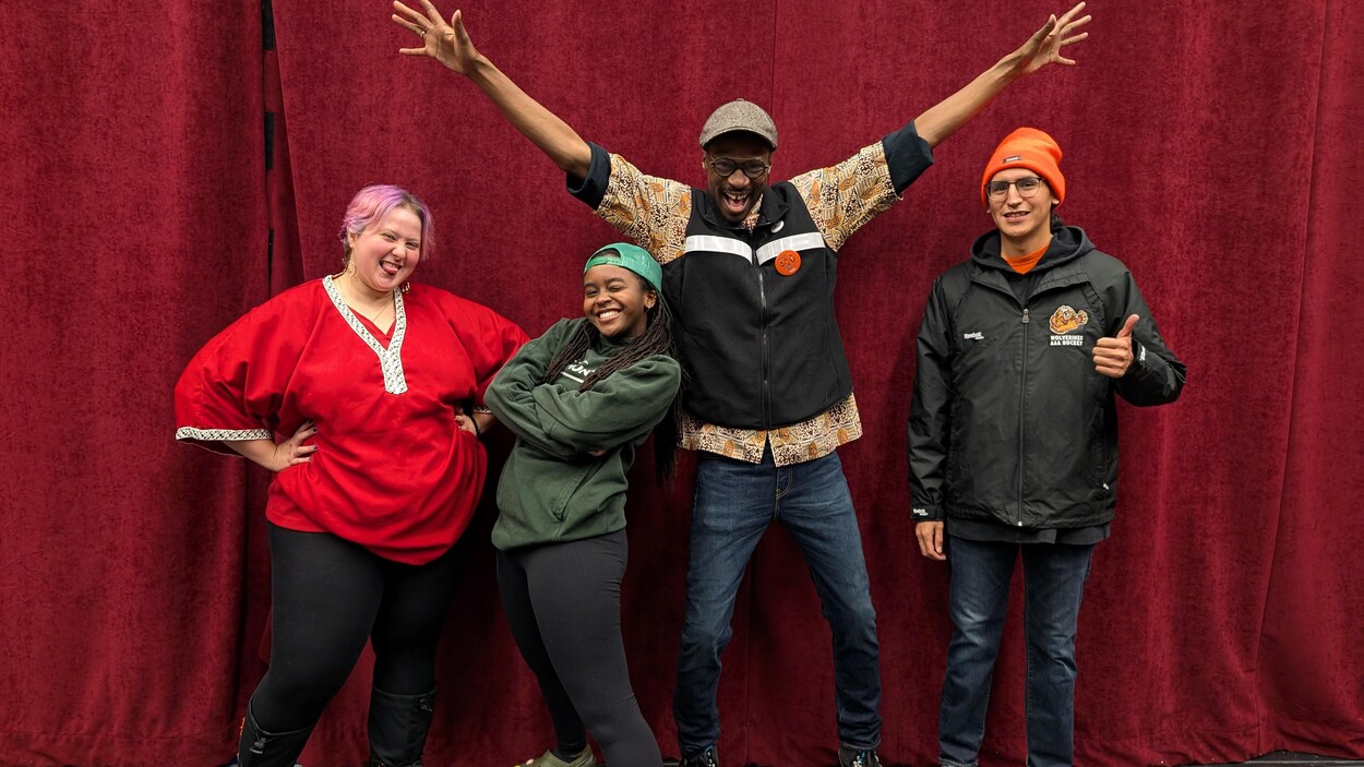 Ô Canada, té qui toi? : une pièce reflétant le visage changeant du ...