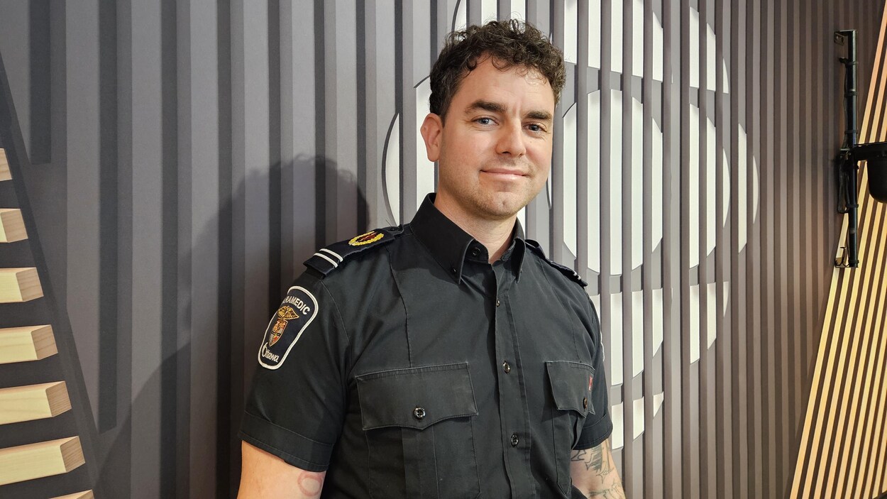 Un ambulancier paramédical à temps plein dans le marché By | Info ...