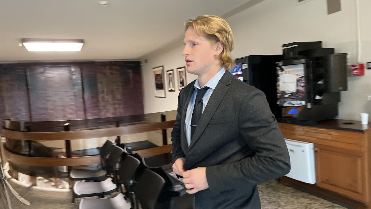 L’ex-hockeyeur Noah Corson remis en liberté sous conditions | Radio-Canada