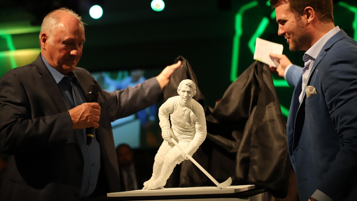 La carrière du hockeyeur Gilbert Perreault immortalisée à Victoriaville ...