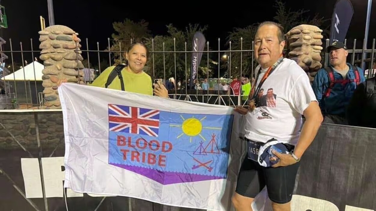 La nation Blood Tribe célèbre Troy Manyfingers, son premier triathlonien Ironman | Radio-Canada