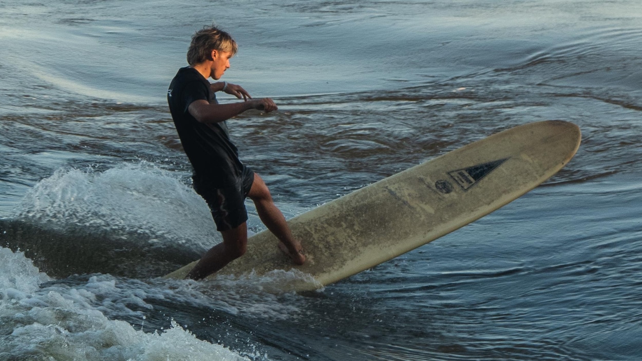 Surfer sur la vague toute l’année au Québec | En bref | Radio-Canada
