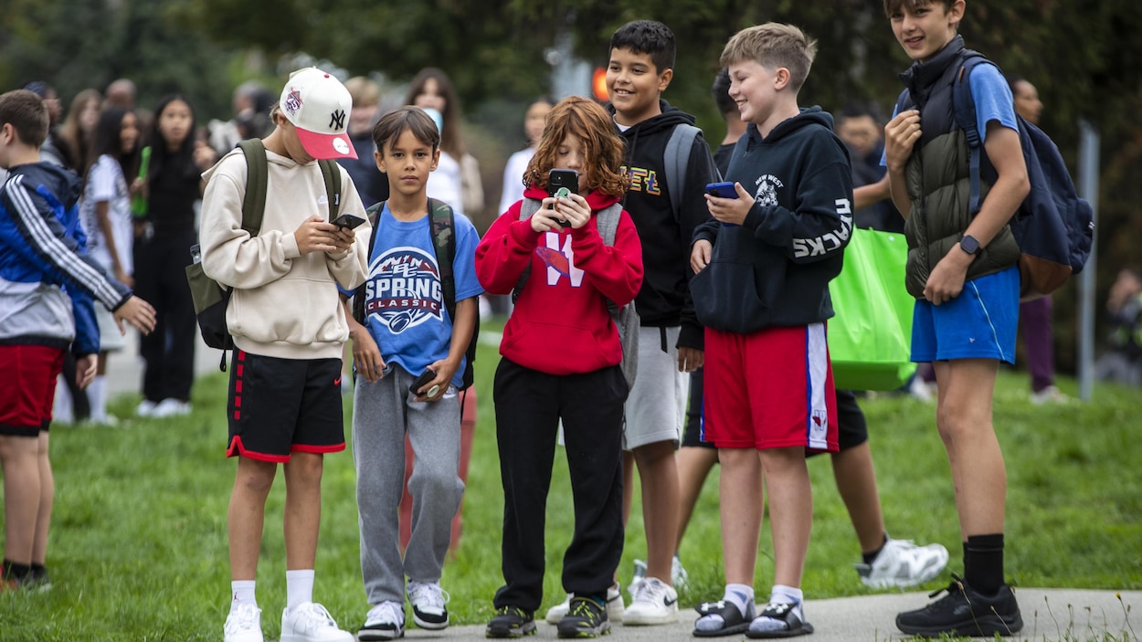 Une rentrée scolaire sans cellulaire | Radio-Canada