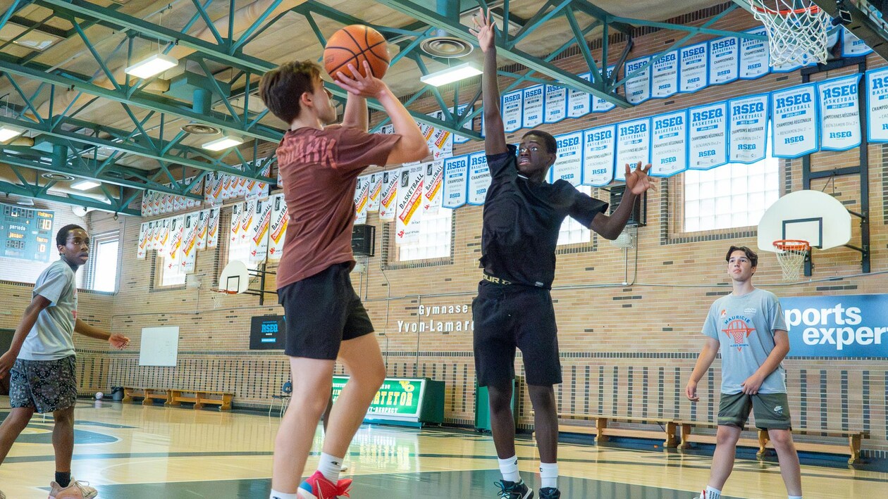 Jouer au basketball tout l’été | Le téléjournal Mauricie