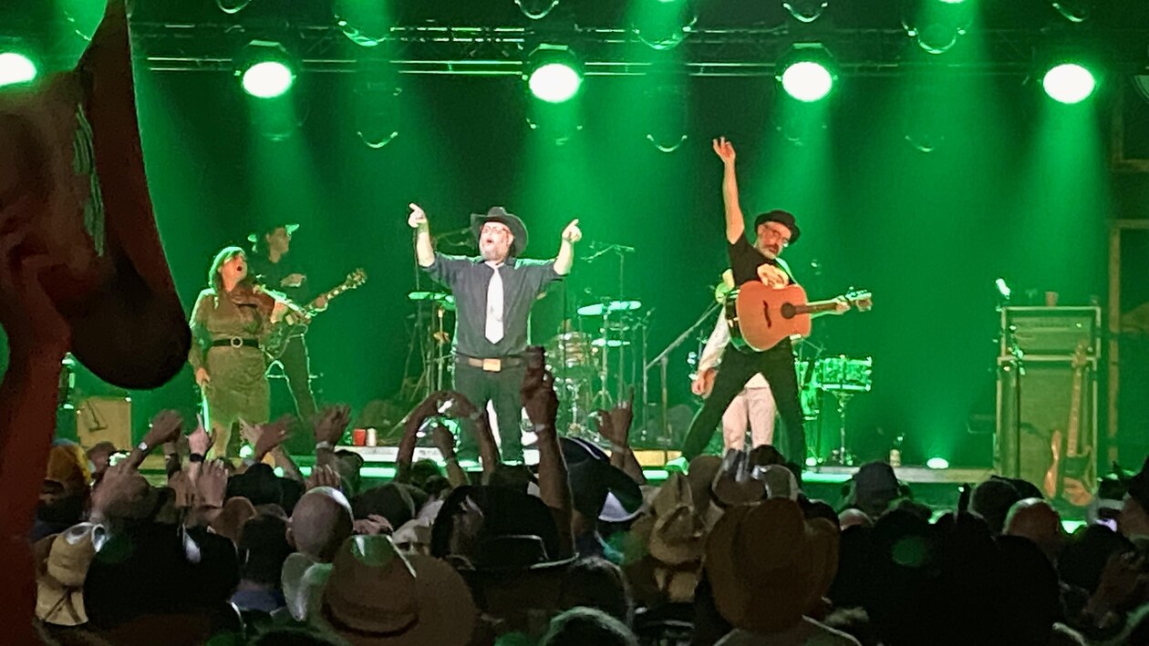 Les Cowboys fringants au Festival western de Saint-Tite | Le téléjournal Mauricie