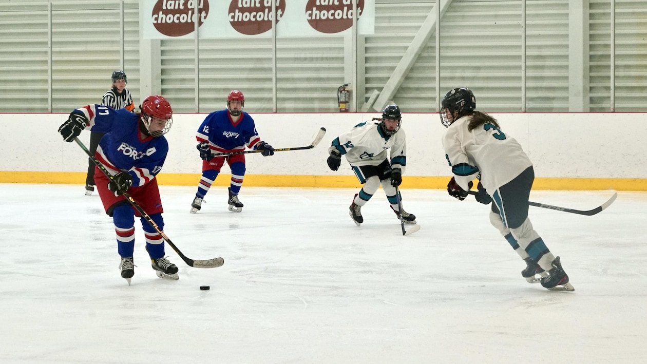 Deux importants tournois de hockey dans l'Est-du-Québec. | Le téléjournal Est-du-Québec