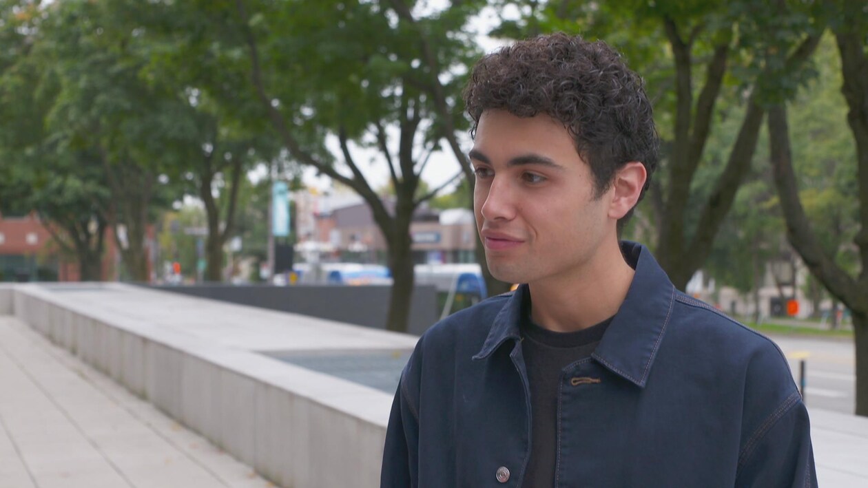 Josh Alexander fait la première partie de Zaz | Le téléjournal Québec