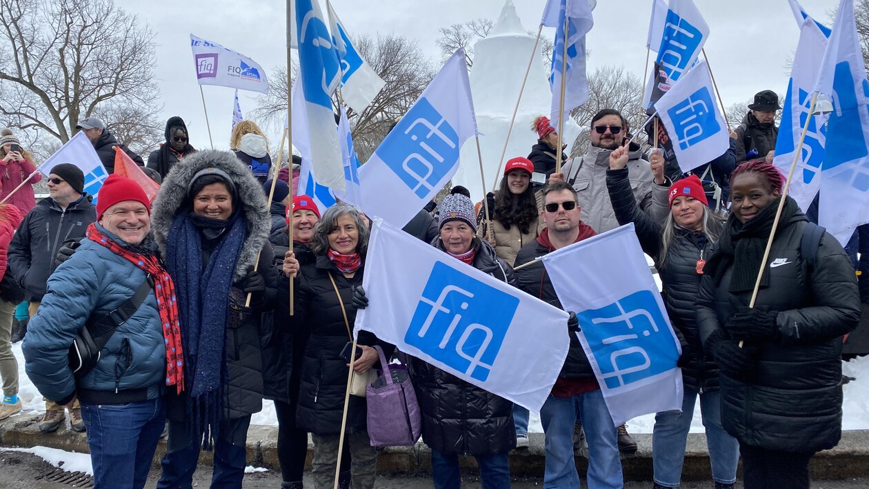 Manifestation des infirmières de la FIQ devant l’Assemblée nationale ...