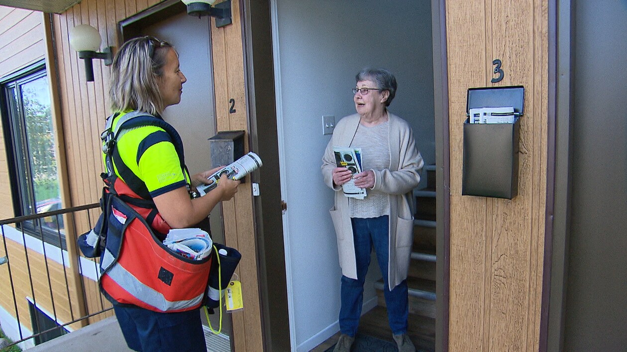 Allier le métier de facteur à la vigilance sociale | Le téléjournal Est ...
