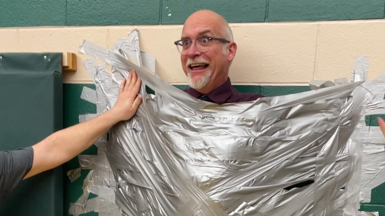 Le directeur du Collège Louis-Riel enlevé et collé au mur | Le ...