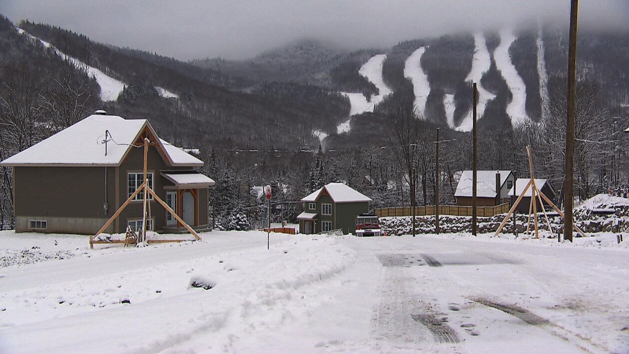 Le Versant ouest de la montagne du centre de ski Stoneham est en vente ...