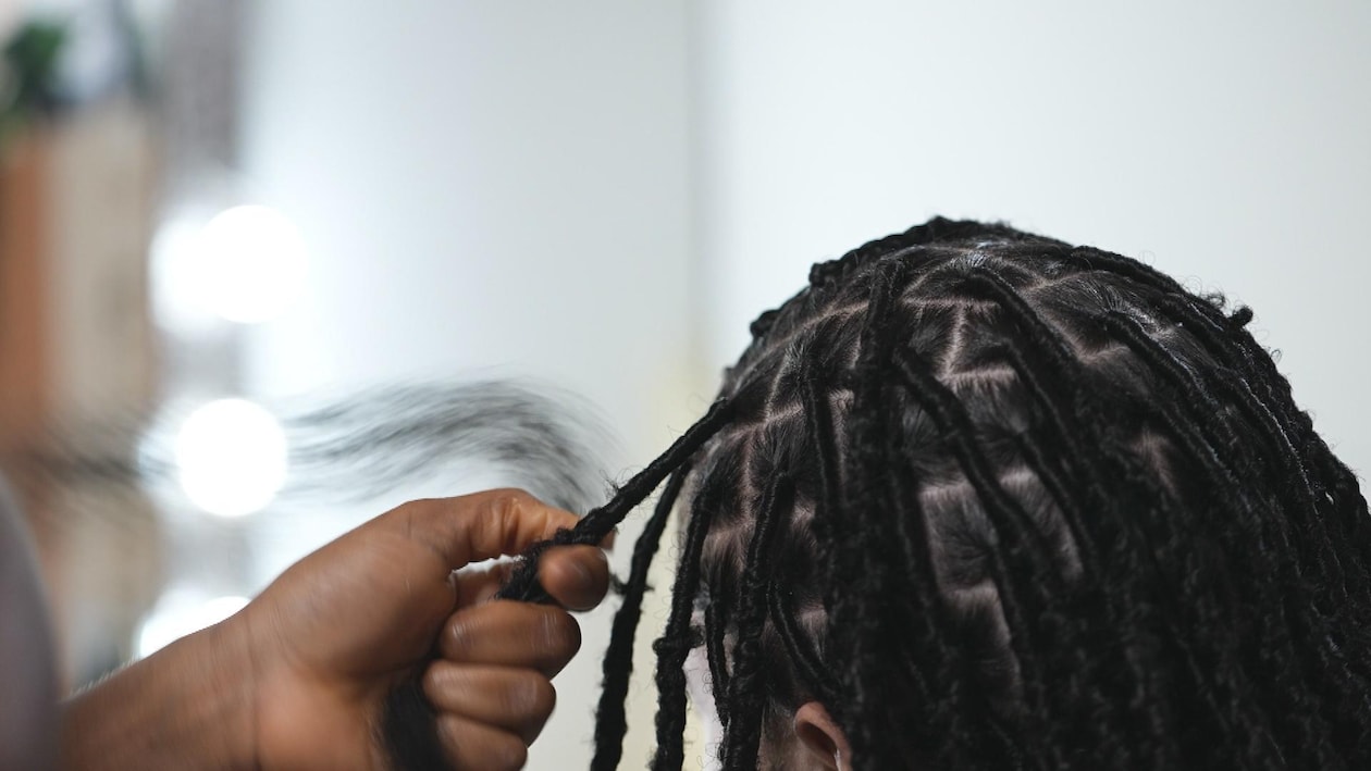 L'entraide pour se coiffer à l'Africaine à Winnipeg | Le téléjournal ...