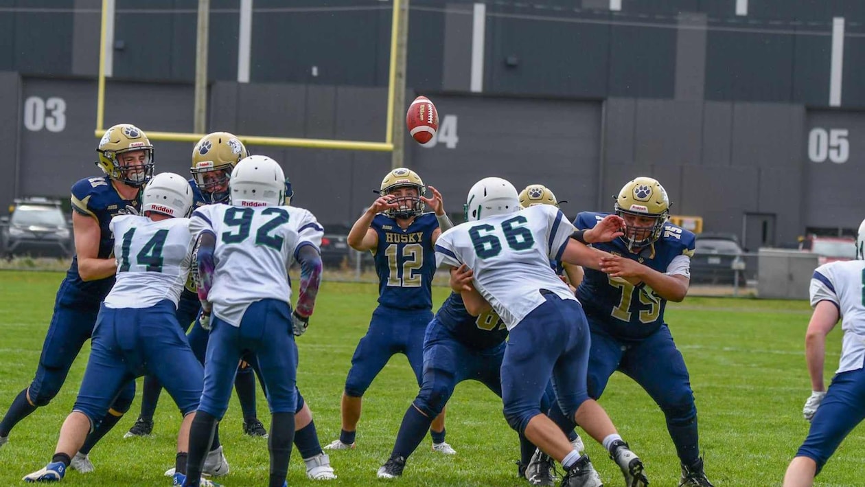 La fièvre du football à Sept-Îles avec le Husky | Le téléjournal Est-du ...