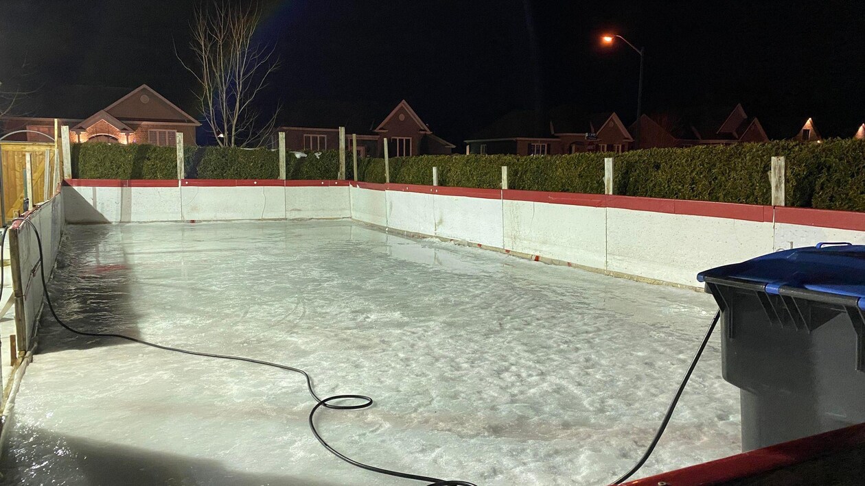 Comment réussir sa patinoire maison ? | Le téléjournal Québec