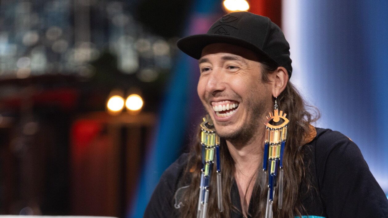 Xavier Watso jase de la saison des pow-wow | Bonsoir bonsoir!