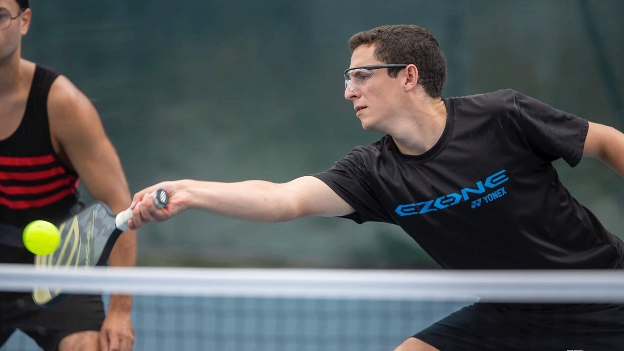Un joueur de badminton du Rouge et Or devient professionnel de pickleball | Le téléjournal Québec