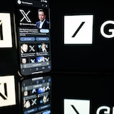 De futurs agents de bord apprennent les techniques d’évacuation | Radio ...