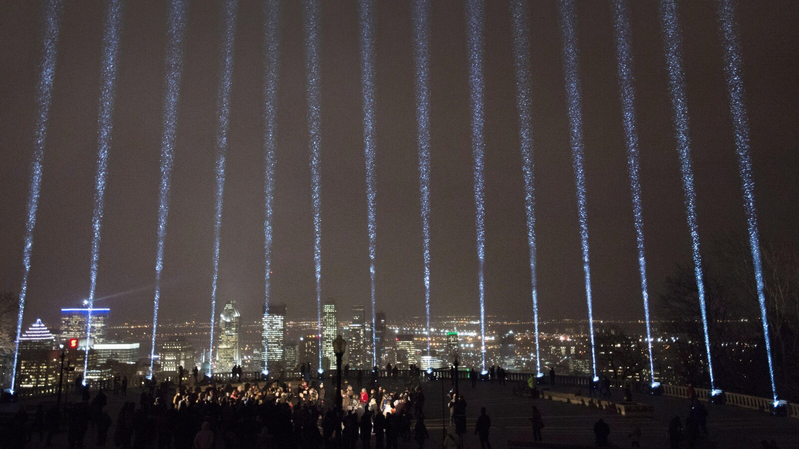 Montréal rend hommage aux victimes du massacre de Polytechnique | ICI ...