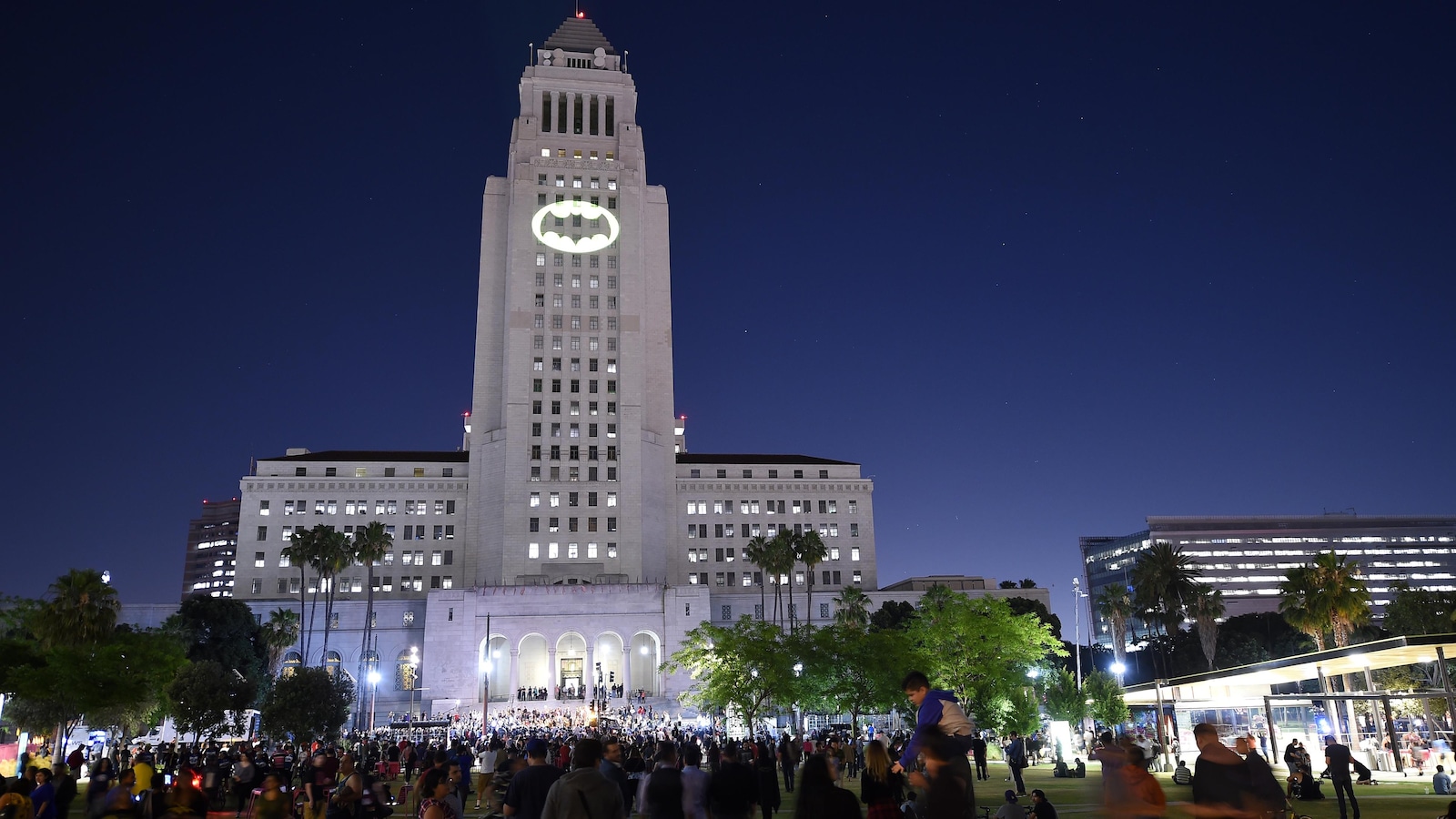 Le Bat-signal a illuminé jeudi l'hôtel de ville de Los Angeles | ICI Radio-Canada.ca