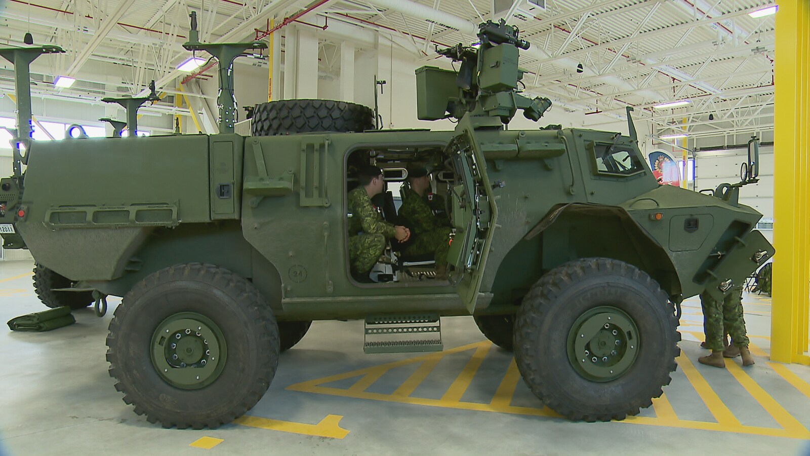 Deux nouveaux hangars inaugurés à la base militaire de Valcartier | ICI ...