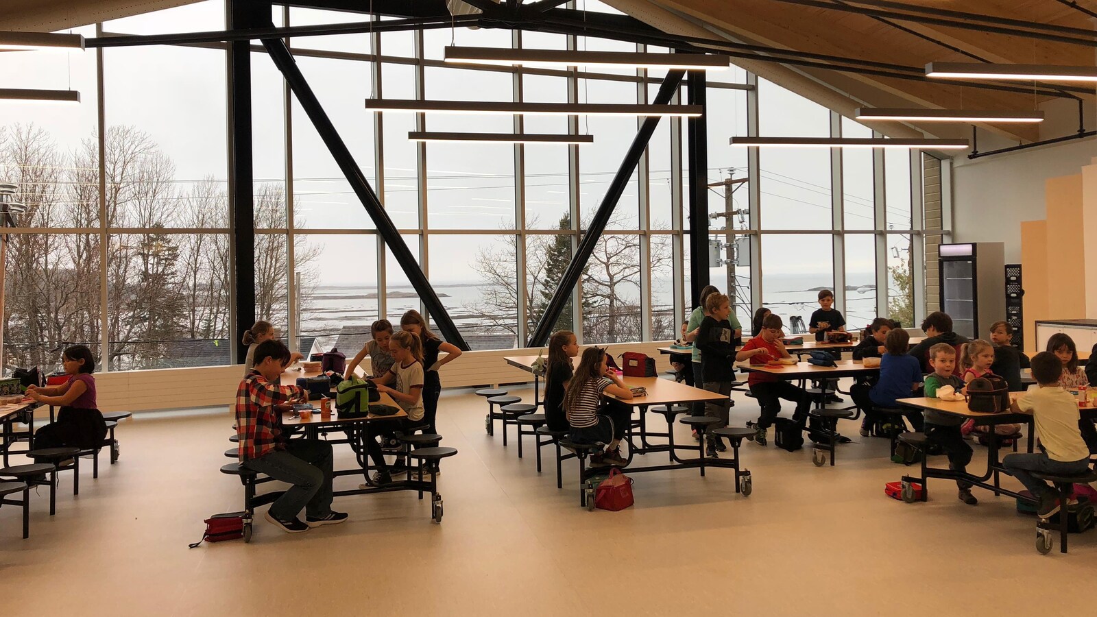 Visite des nouveaux locaux de l'école anglophone Metis Beach | ICI ...