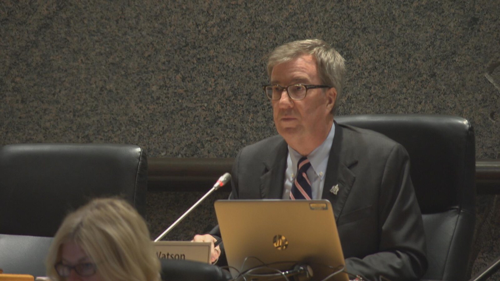 Jim Watson critique vertement la loi québécoise favorisant le respect ...